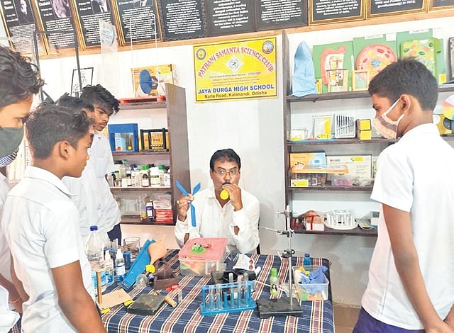 Weaving a toy story to get kids hooked to science